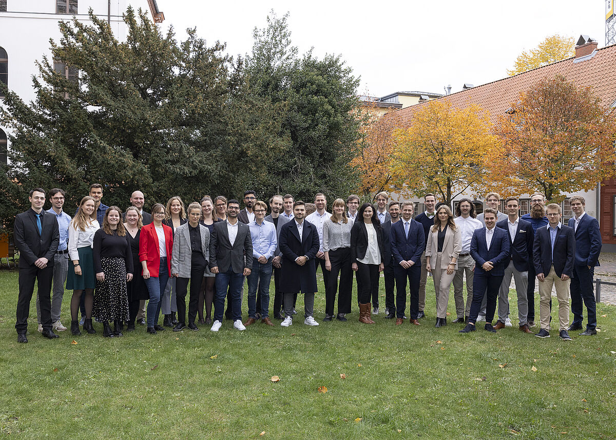 Absolventinnen und Absolventen feierlich verabschiedet - Universität ...